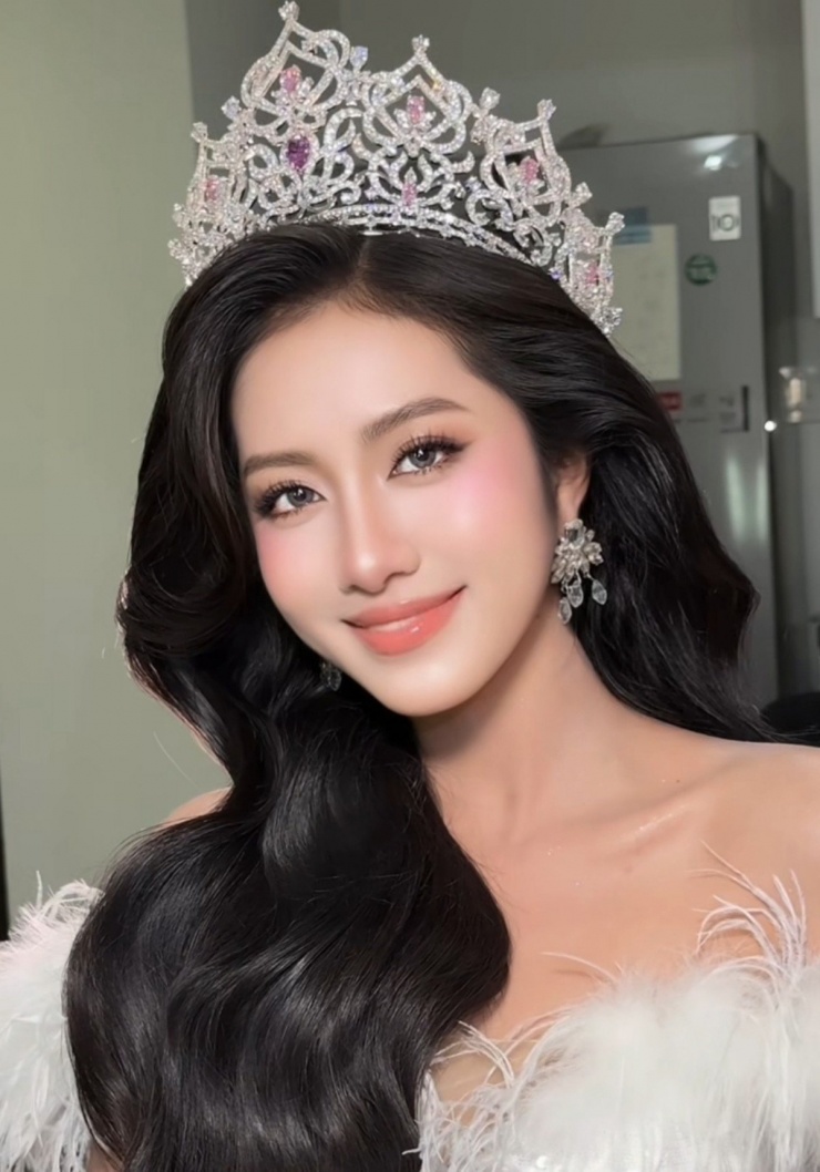 Hoa hậu Trúc Linh xinh như công chúa trong layout trang điểm ngọt ngào