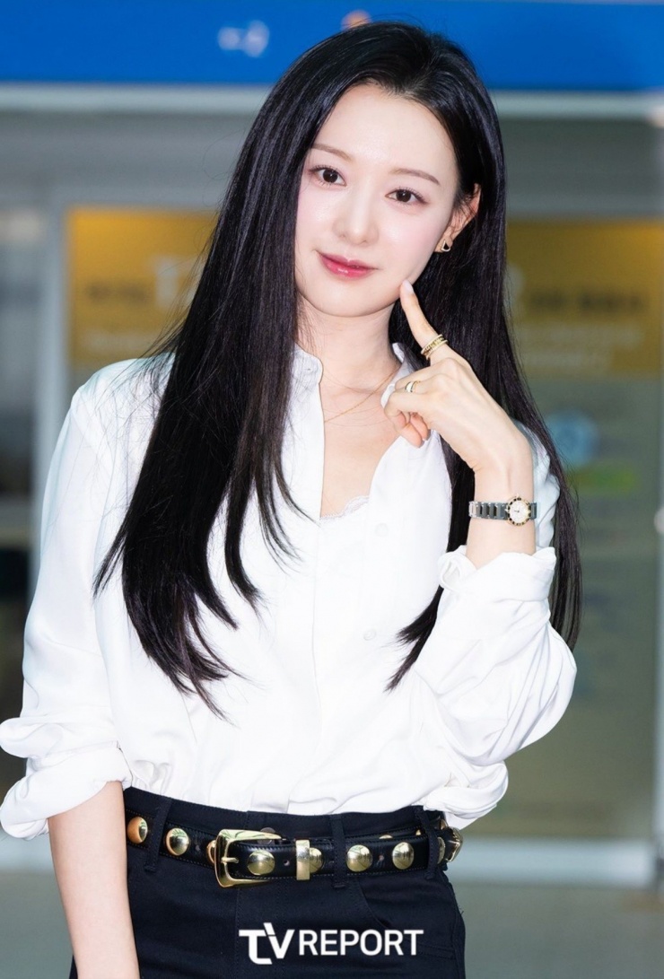 Gu mặc thanh lịch của Kim Ji Won khi ra sân bay