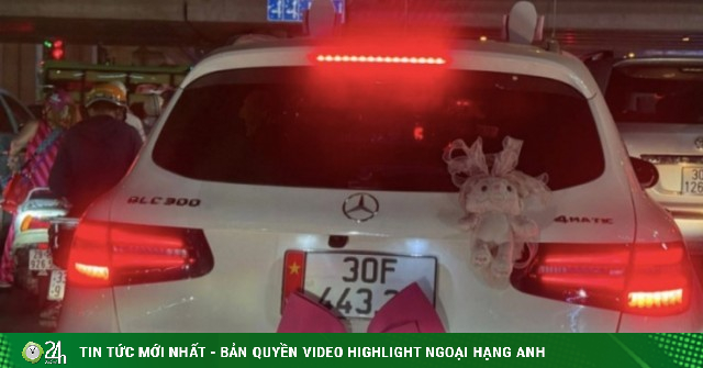CSGT xác minh chủ ô tô Mercedes gắn nơ hồng che biển số