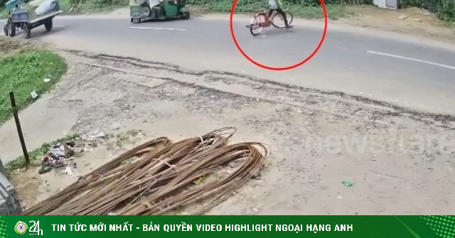 Clip: Xe đạp sang đường ẩu, khiến xe ba bánh chở đầy khách lật nhào ...