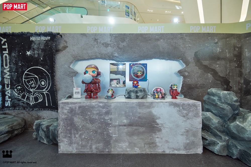 Sự kiện triển lãm "MEGA SPACE MOLLY: Hello, Moon” - Lạc trôi vào vũ trụ ...