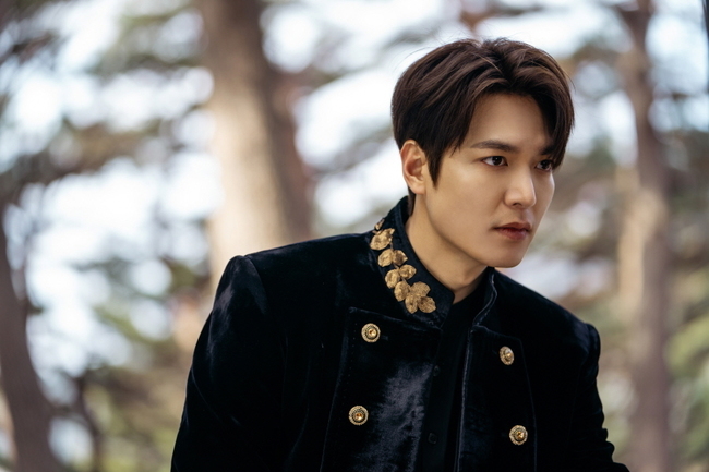 Lee Min Ho đẹp như bạch mã hoàng tử nhờ phẫu thuật thẩm mỹ?