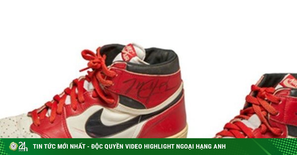 Đôi giày cũ vừa được bán với giá hơn 33 tỷ đồng có gì đặc biệt?