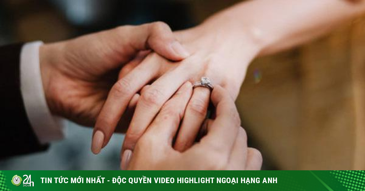 Nhận lời hát thuê cho màn cầu hôn lãng mạn, chàng ca sĩ "sốc toàn tập ...