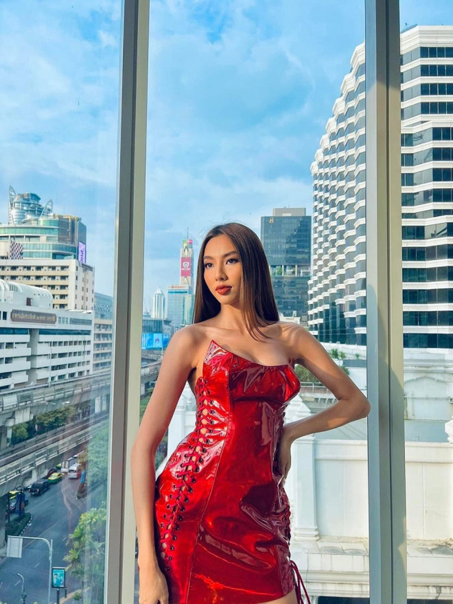 Không hổ danh "Miss cut-out", Hoa hậu Thùy Tiên tiếp tục khoe các thiết ...