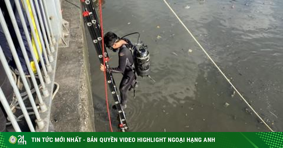 Cảnh sát CNCH mò tìm tang vật là dao tự chế dưới dòng nước ô nhiễm