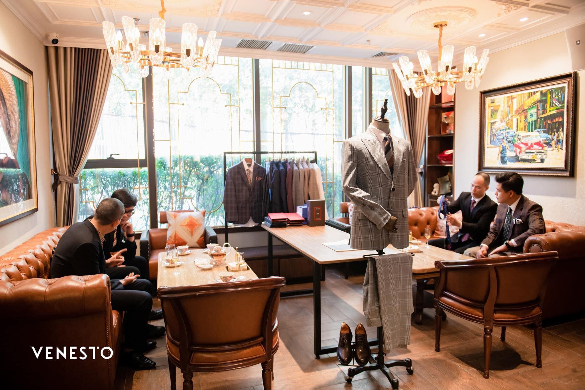 Đoàn Văn Hậu trải nghiệm may đo veston từ nghệ nhân Huế của Venesto