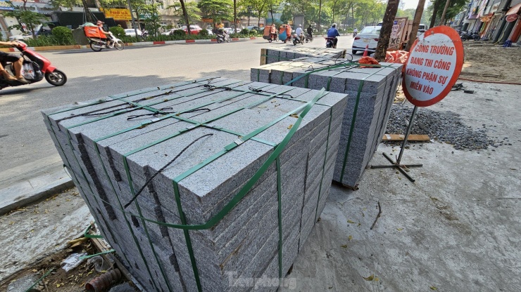 Vỉa hè tuyến đường ‘đắt nhất hành tinh’ được lát đá tự nhiên