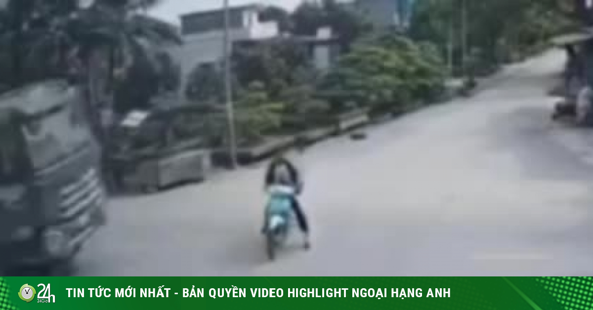 Clip: Đạp chân xuống đường hãm phanh nháo nhào, tài xế xe máy vẫn bị xe ...