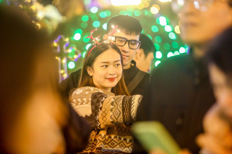 Mặc cái lạnh tê tái, người Hà Nội vẫn đổ ra đường đón Giáng sinh sớm