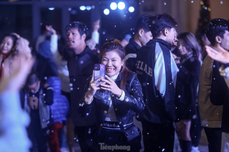 Mặc cái lạnh tê tái, người Hà Nội vẫn đổ ra đường đón Giáng sinh sớm