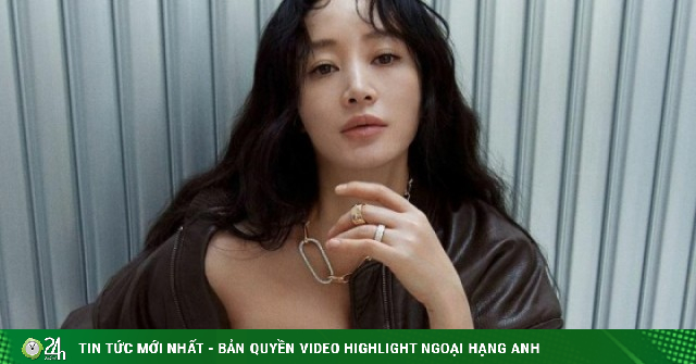 'Biểu tượng gợi cảm' Kim Hye Soo tuổi 54