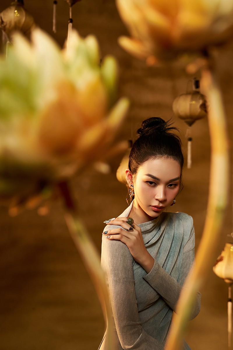 Phí Phương Anh gây ấn tượng với phong cách Neofolk trong bộ sưu tập ghi dấu tuổi 17 của Eva de Eva