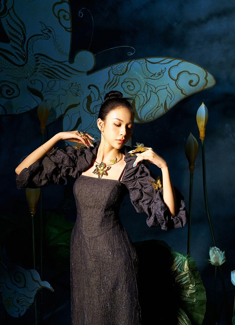 Phí Phương Anh gây ấn tượng với phong cách Neofolk trong bộ sưu tập ghi dấu tuổi 17 của Eva de Eva