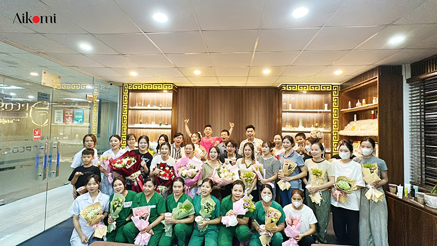 Đàm Đức Aikomi và dàn KOLs "đột nhập” nhà máy sản xuất Nước giặt toả ...