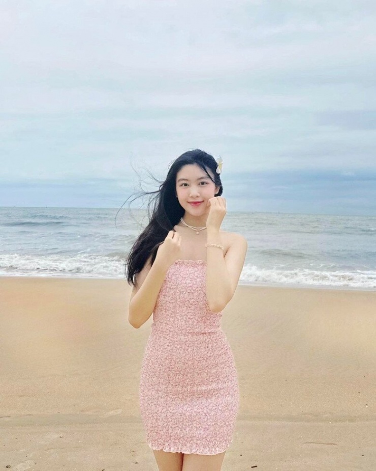 Lọ Lem nhà MC Quyền Linh khoe vóc dáng ngọc ngà, trưởng thành quyến rũ ở tuổi 18