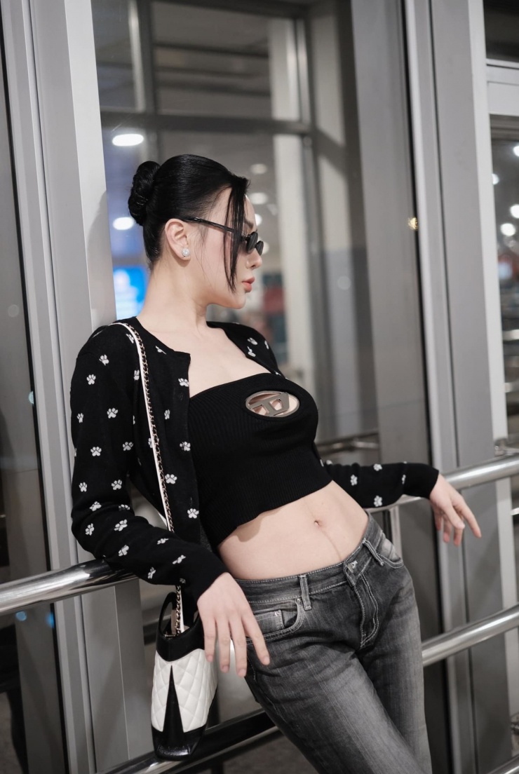 Phương Oanh khoe vòng một với áo quây hơn 7 triệu đồng