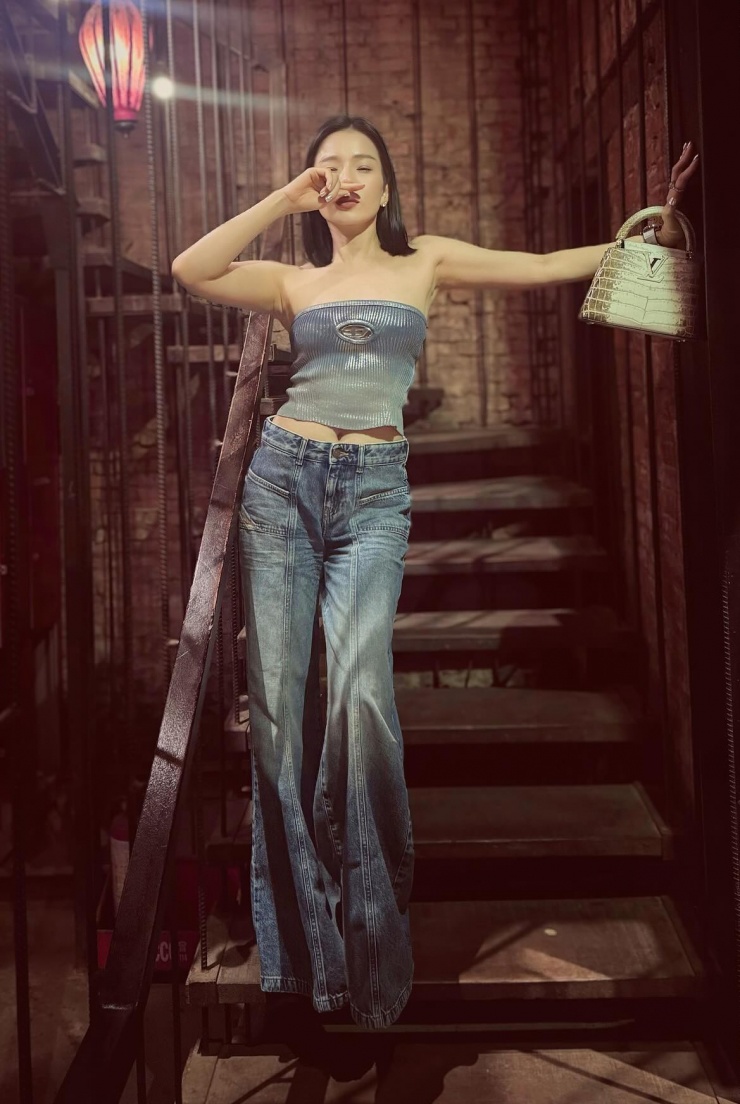 Phương Oanh khoe vòng một với áo quây hơn 7 triệu đồng