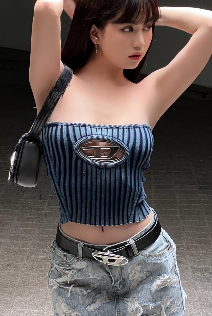 Phương Oanh khoe vòng một với áo quây hơn 7 triệu đồng