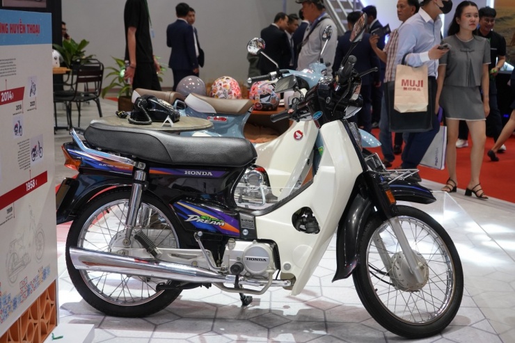 Nguyên bản Honda Super Dream gần 30 năm tuổi tại Việt Nam
