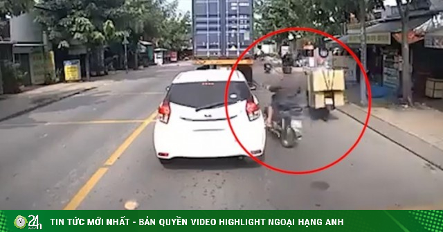 Clip: Xe máy bất cẩn đâm trực diện đuôi container với lực cực mạnh