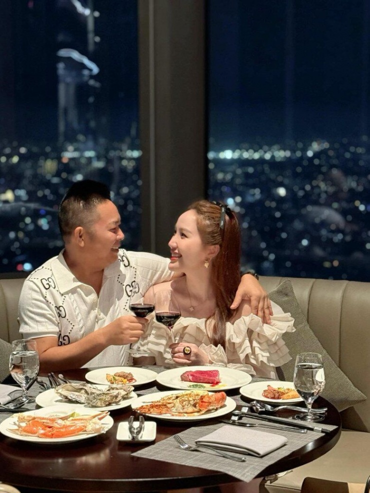 Bảo Thy khoe vai trần gợi cảm, tình tứ bên chồng nhưng ông xã cô hỏi một câu "quá dữ dội”