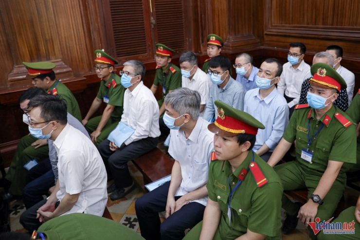 Bà chủ Xuyên Việt Oil mang cả ‘chai nước tương và đôi dép’ đi tặng