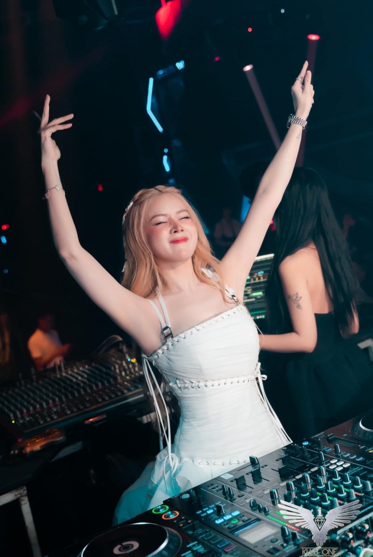 DJ Mie nàng "gái ngoan” của showbiz Việt, vóc dáng gợi cảm nhưng nói ...