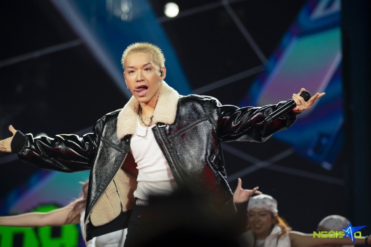 HIEUTHUHAI phủ nhận thất tình trên sân khấu