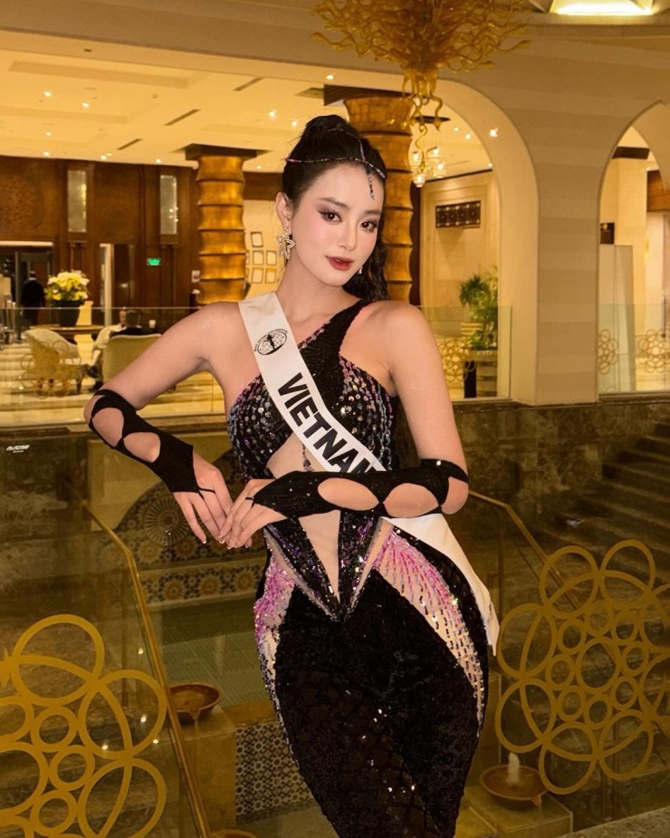 Bùi Khánh Linh khoe body với áo nhỏ xíu ở Miss Intercontinental