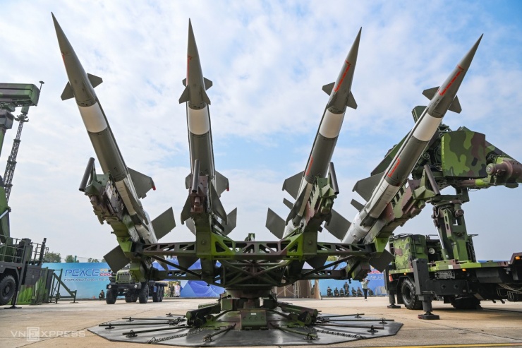 Loạt tên lửa, bệ phóng và radar phòng không tại Triển làm Quốc phòng 2024