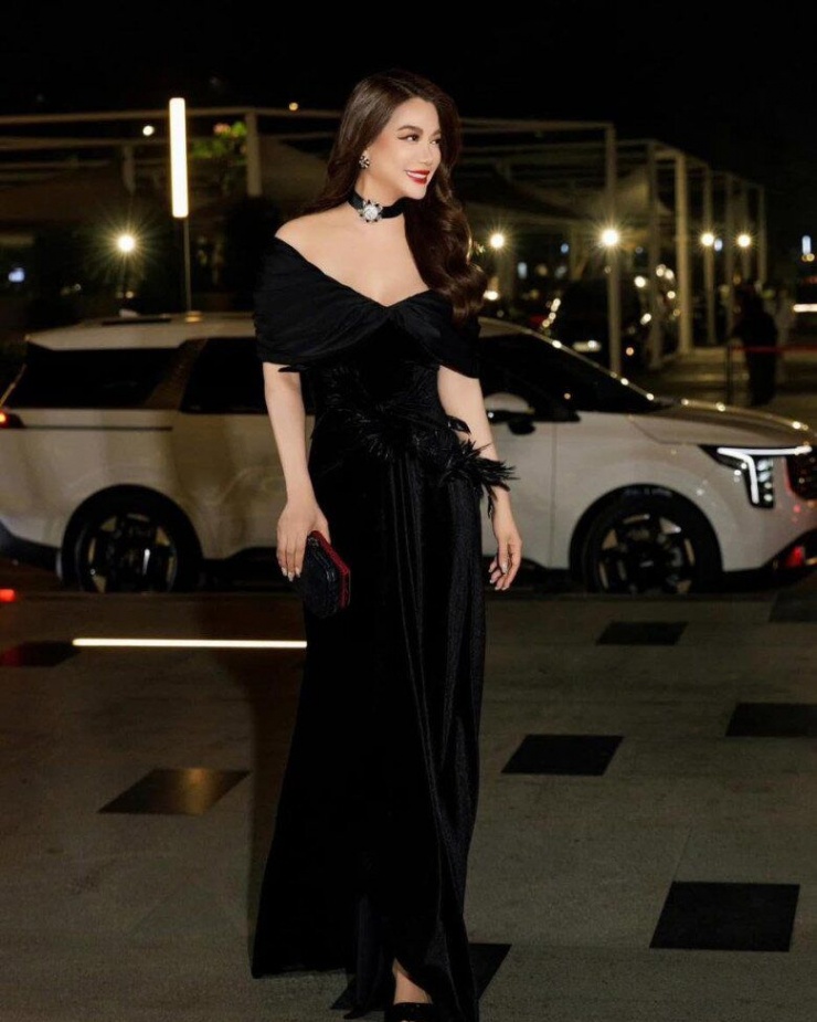 Có một phú bà miền Tây chăm diện đồ ngắn cũn "ăn đứt" Huyền Baby, U35 có body đẹp đỉnh