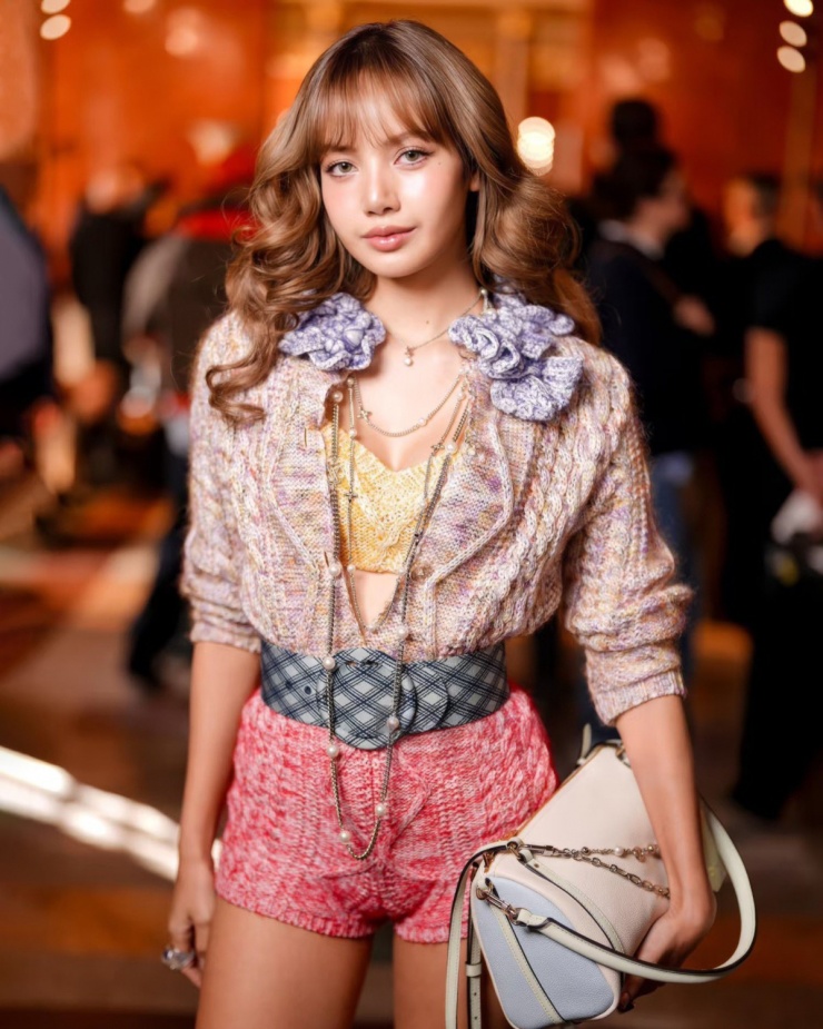 Lisa được khen khi cắt áo nghìn USD của Louis Vuitton