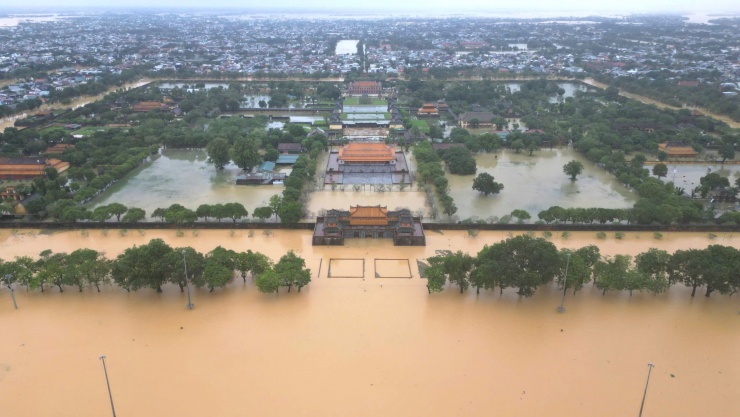 Kinh thành Huế, phố cổ Hội An bị lũ nhấn chìm