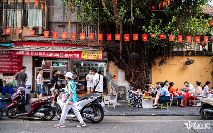 Quán bánh gối 43 năm đông khách ở Hà Nội, ông chủ tiết lộ bí quyết