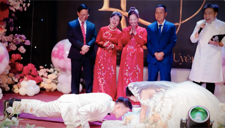 Clip chú rể bò rạp trên sân khấu để phân thắng thua với vợ hút 7 triệu ...